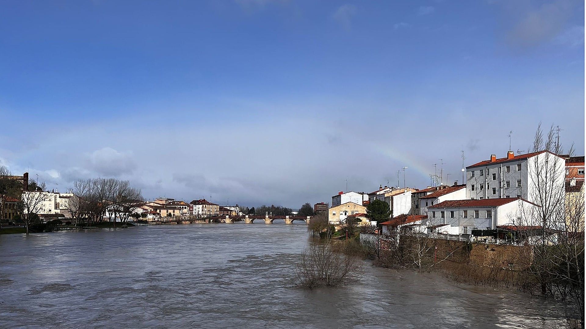 El río Ebro se desborda a su paso por Miranda | BURGOSconecta
