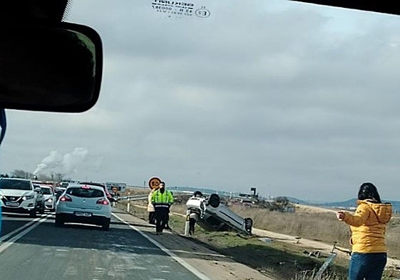 Un aparatoso accidente provoca que un coche dé varias vueltas de ...