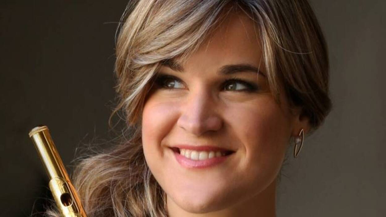 La flautista Clara Andrada debuta como solista junto a la Sinfónica de ...