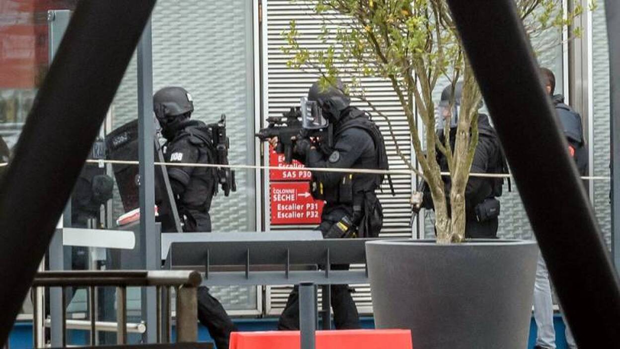 Abatido un hombre en el aeropuerto de Orly tras quitar el arma a un ...