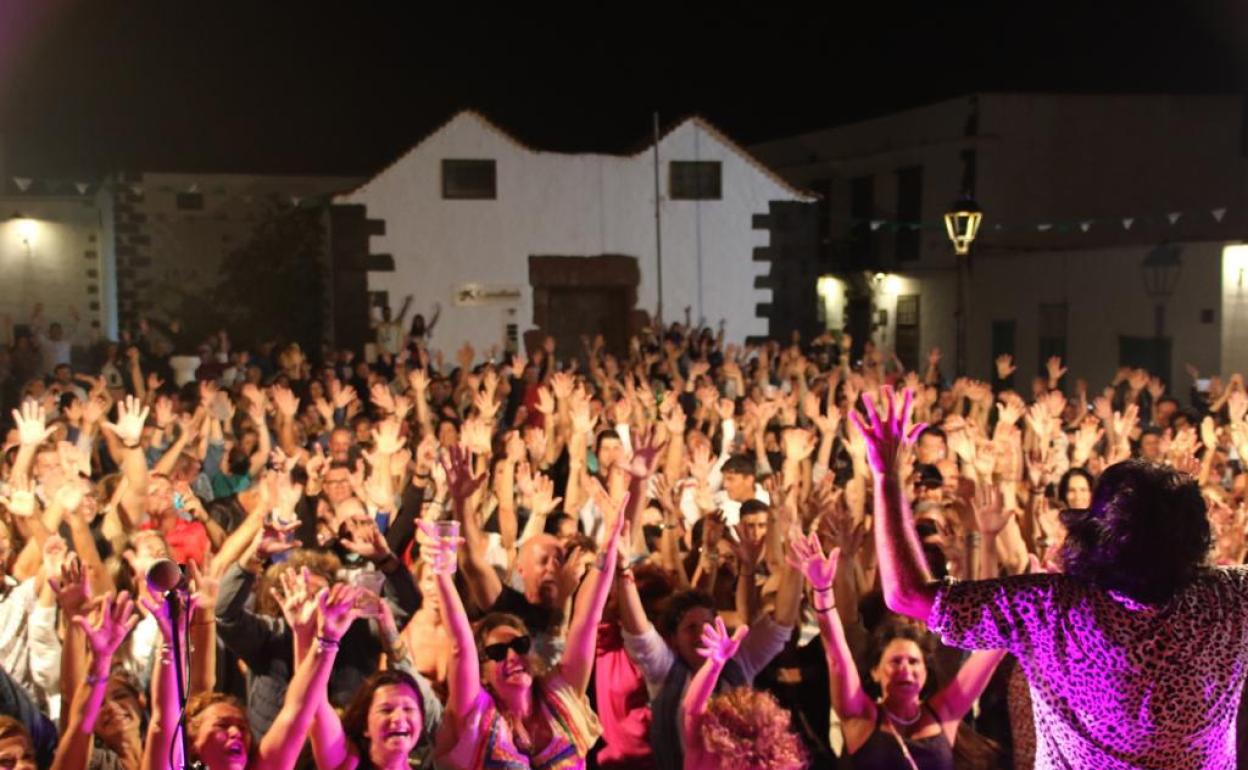Los Lolas Hicieron Vibrar La Plaza De Los Leones Canarias7