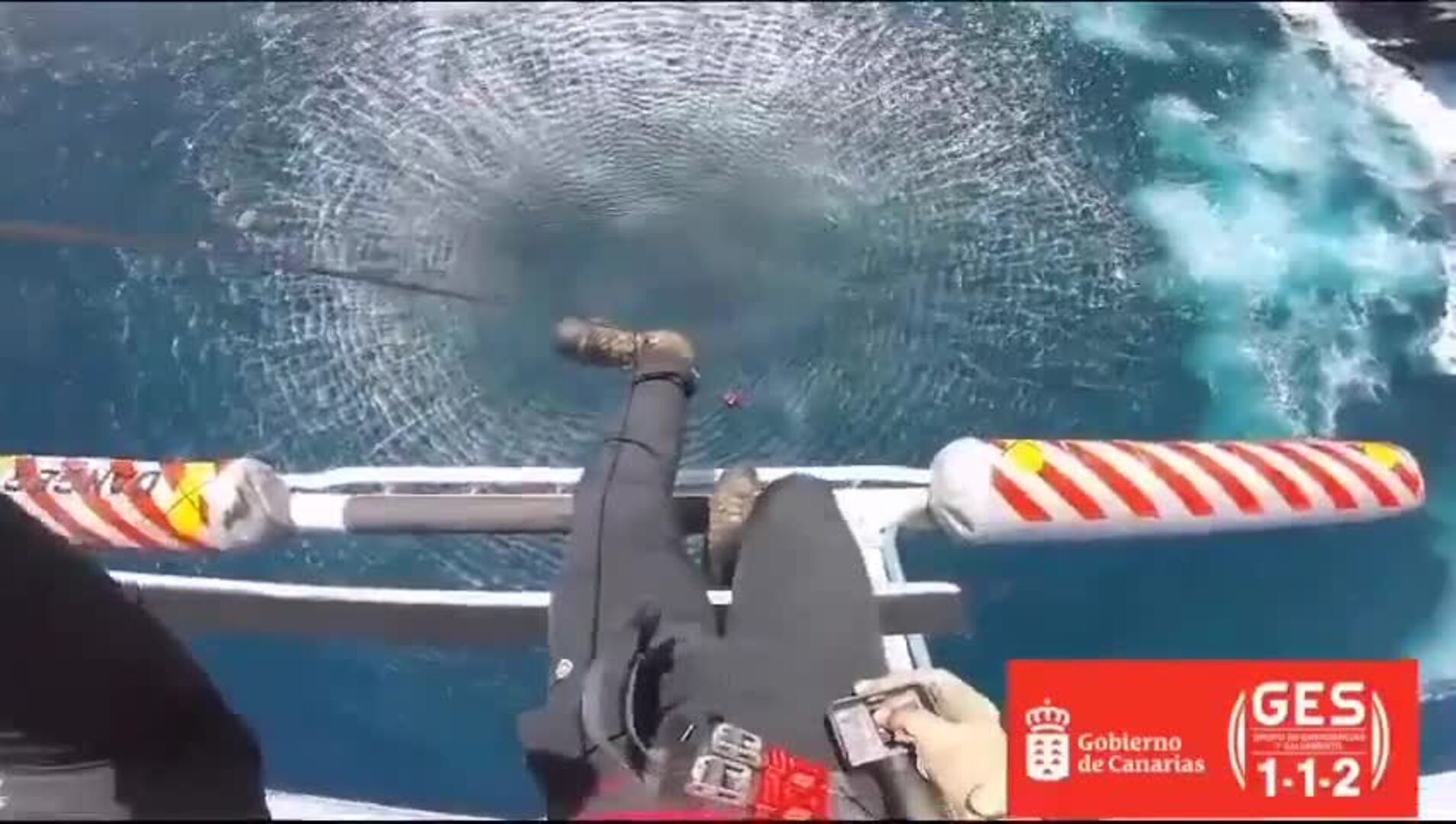 Rescatan a una mujer arrastrada por el mar y a un hombre que trató de ...