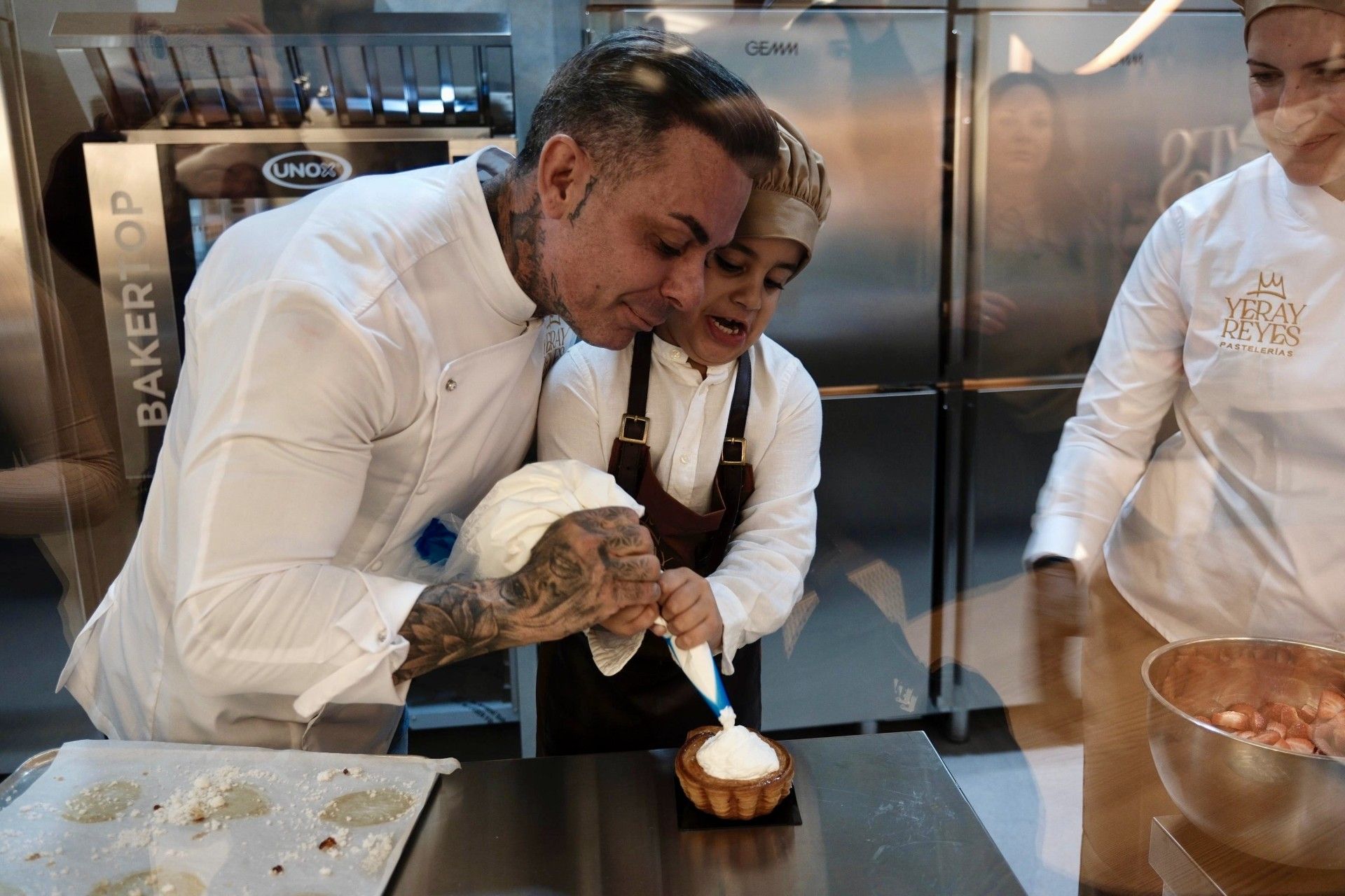 Éxito rotundo en la inauguración de la nueva pastelería de Yeray Reyes ...