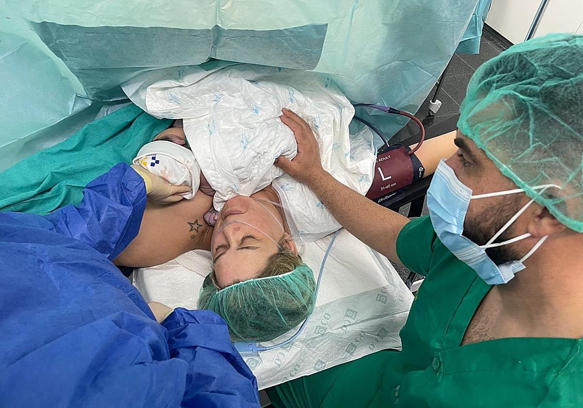 Primer parto por cesárea con el padre presente en el Hospital de ...