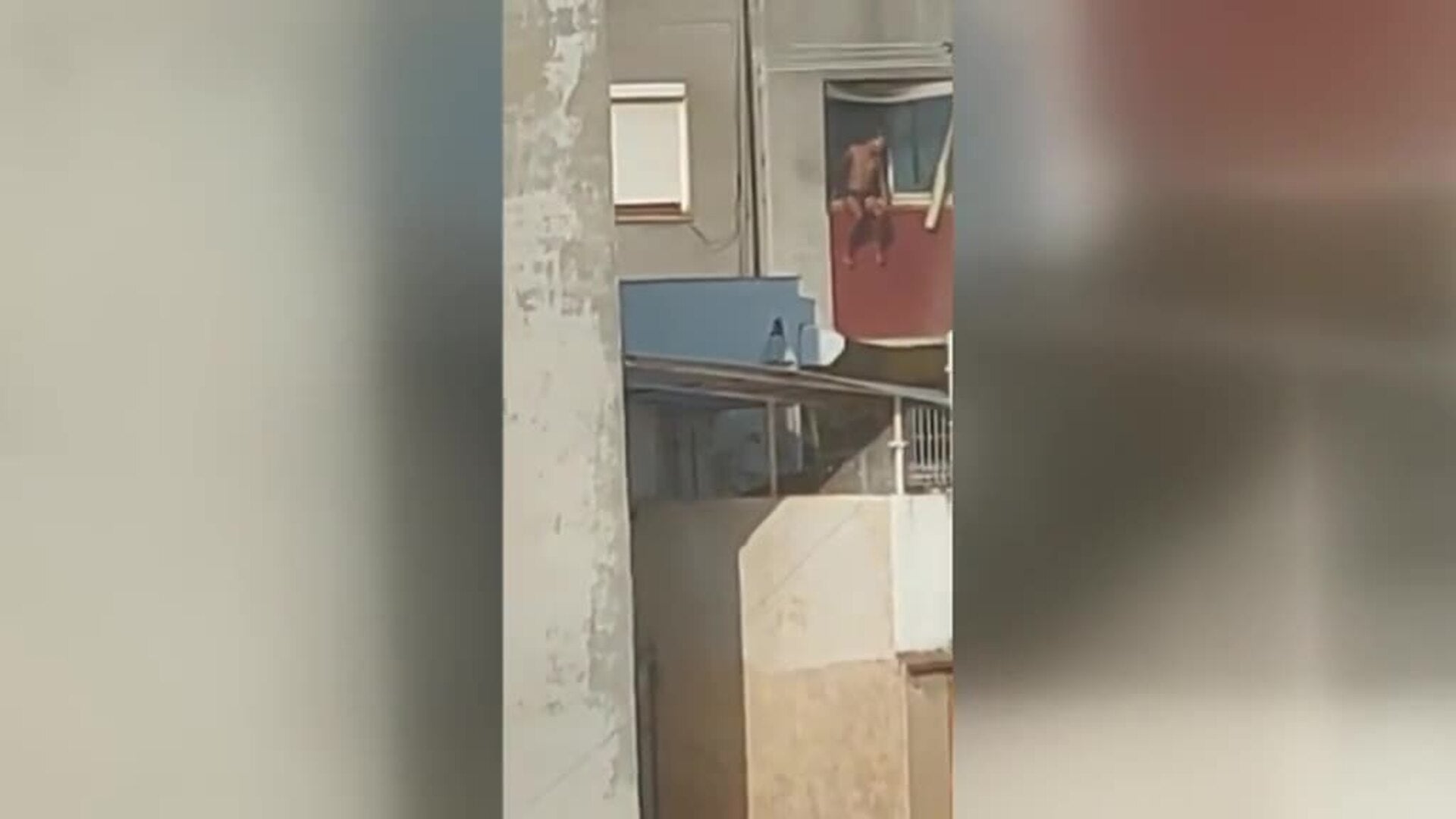 Dos menores en estado crítico al saltar desde un quinto piso para huir de un incendio | Diario Sur