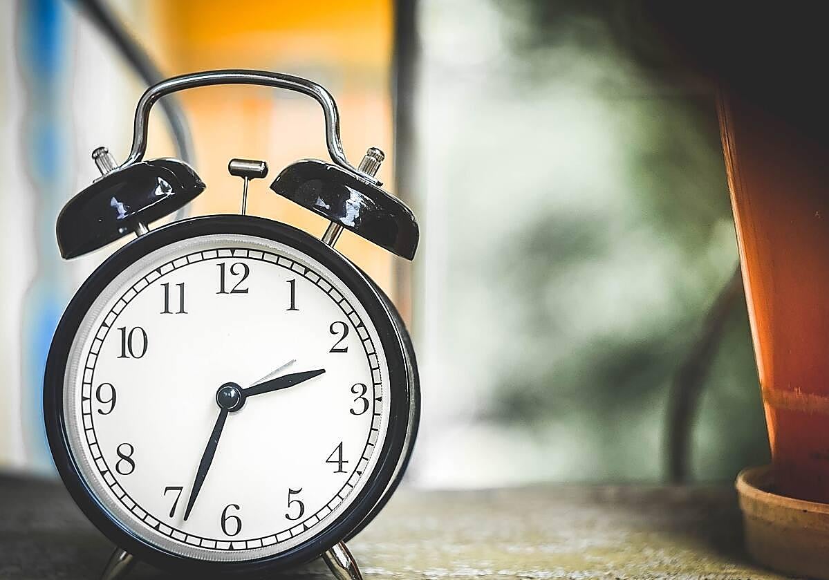 Próximo cambio de hora: ¿Hay que adelantar o atrasar el reloj..., y ...