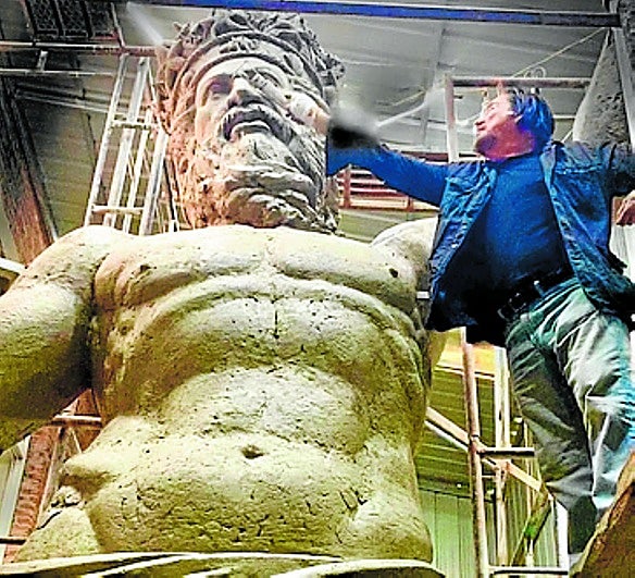 Ginés Serrán termina la escultura que cederá al Puerto | Diario Sur