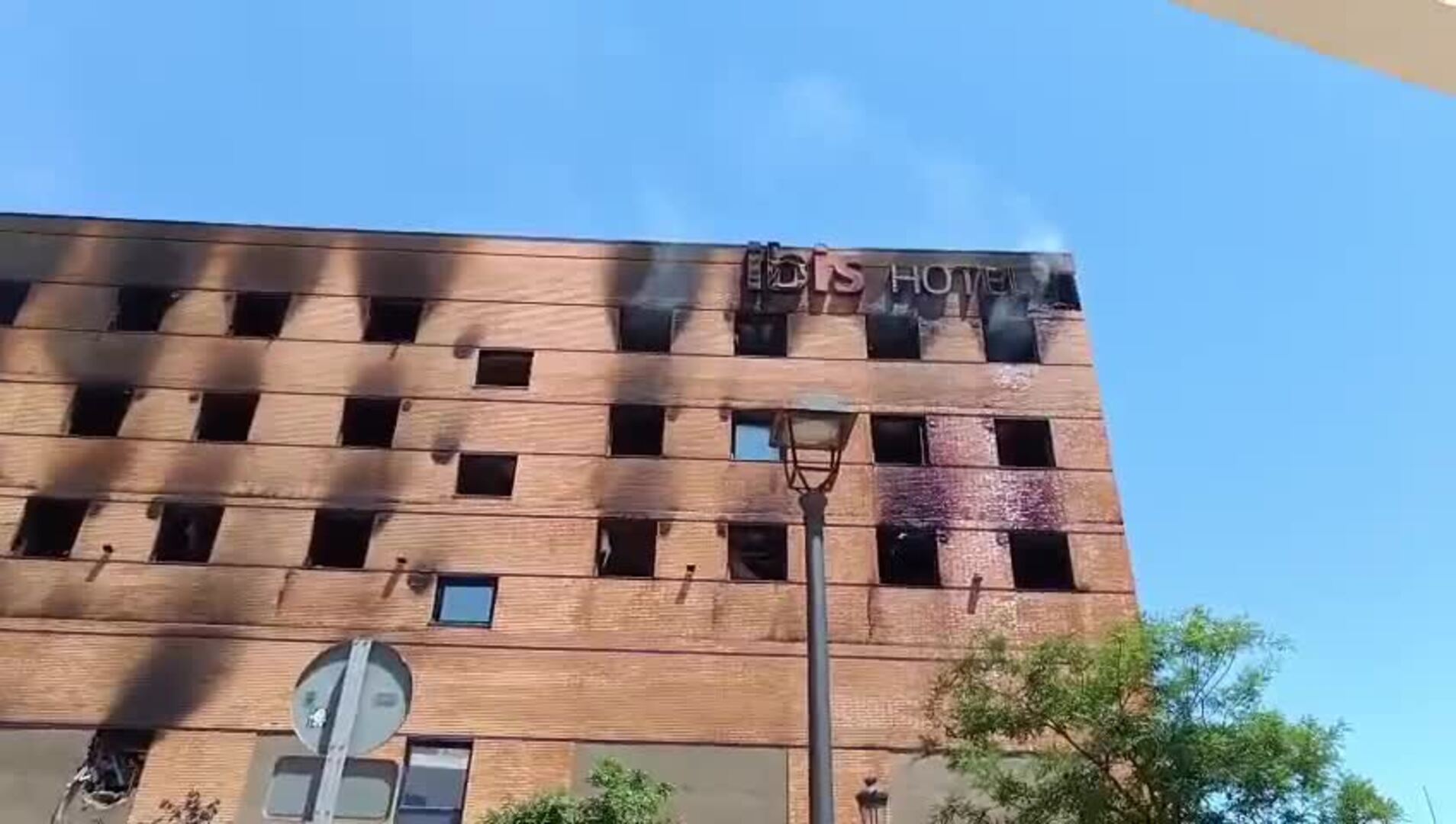 El fuego en el hotel Ibis se reactiva en la tercera planta | Diario Sur
