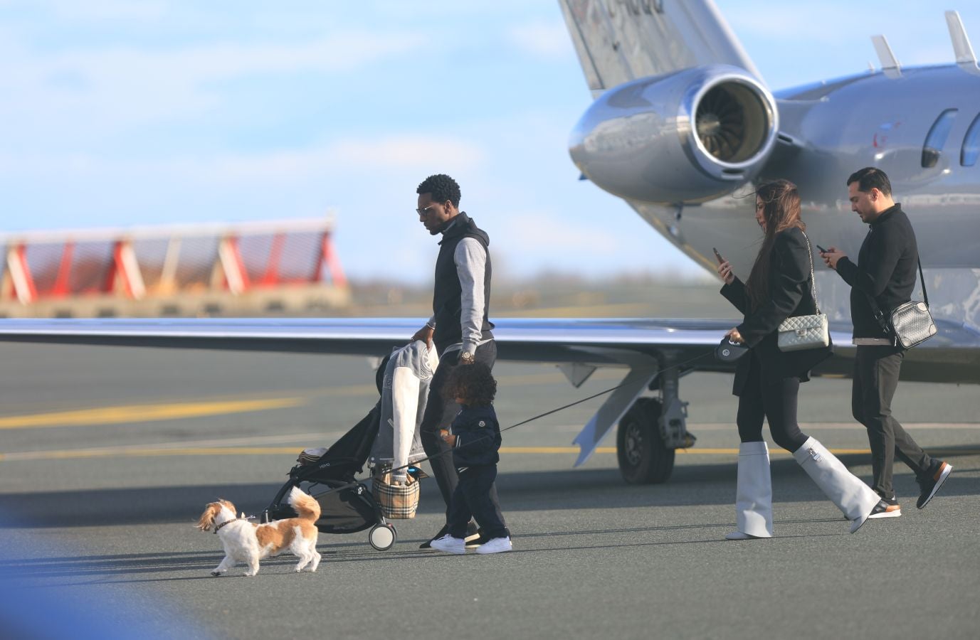 Sheraldo, su familia y su perra Senna aterrizan en Biarritz | El Diario ...