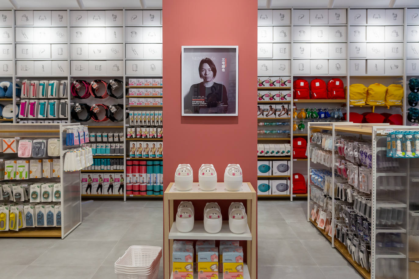 Fotos: Largas colas en la apertura de MINISO en Donostia | El Diario Vasco