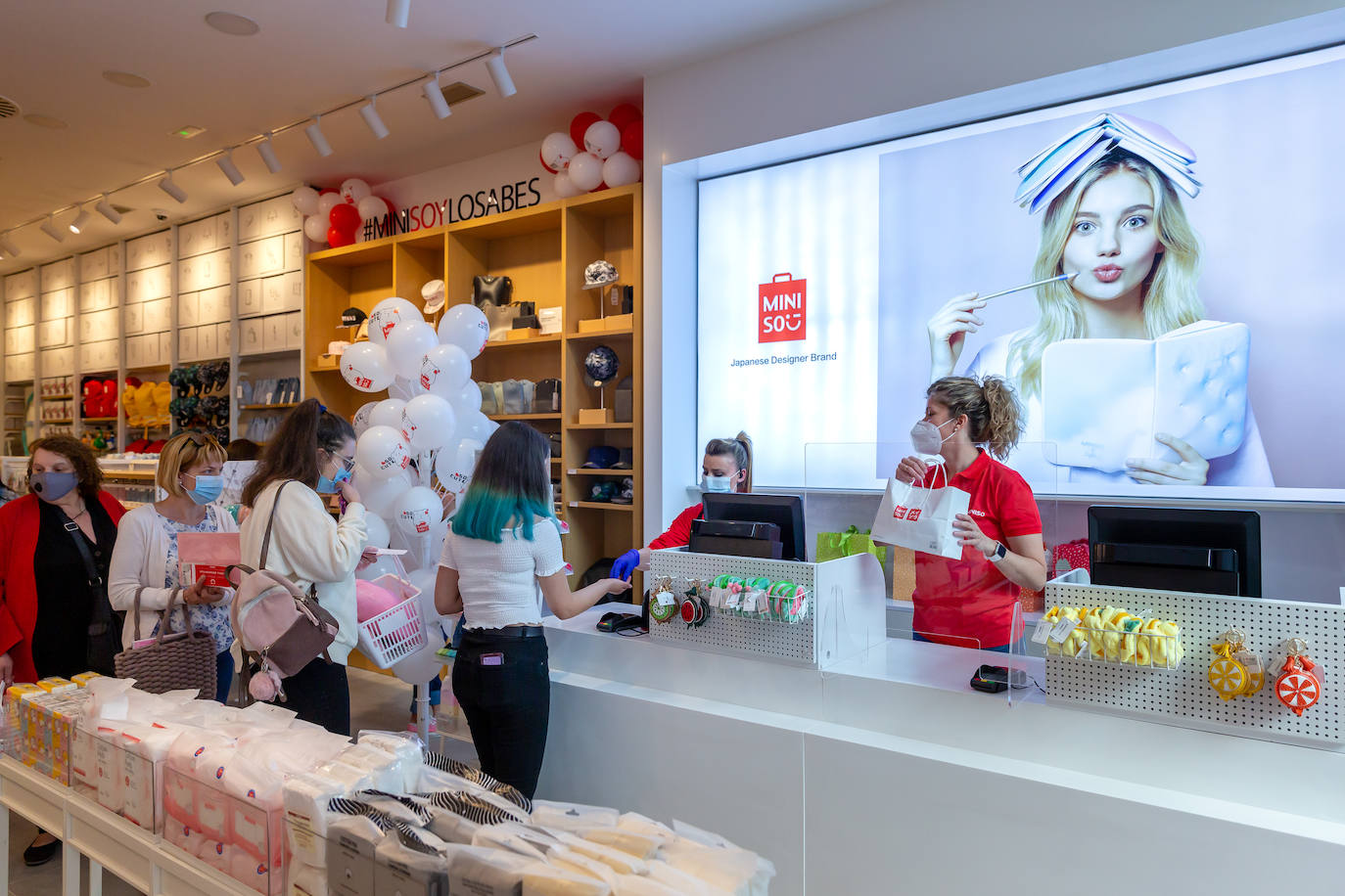 Fotos: Largas colas en la apertura de MINISO en Donostia | El Diario Vasco