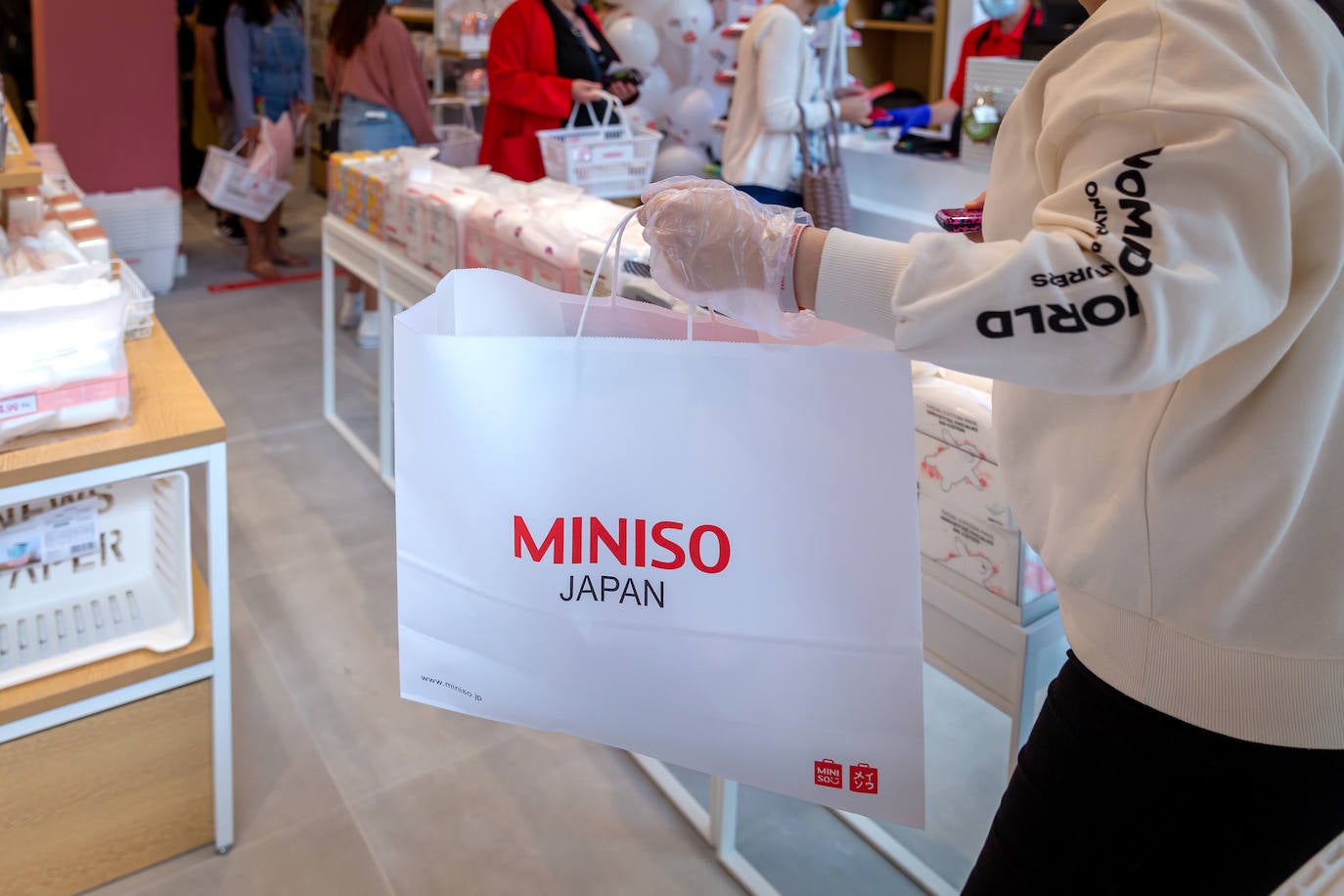 Fotos: Largas colas en la apertura de MINISO en Donostia | El Diario Vasco