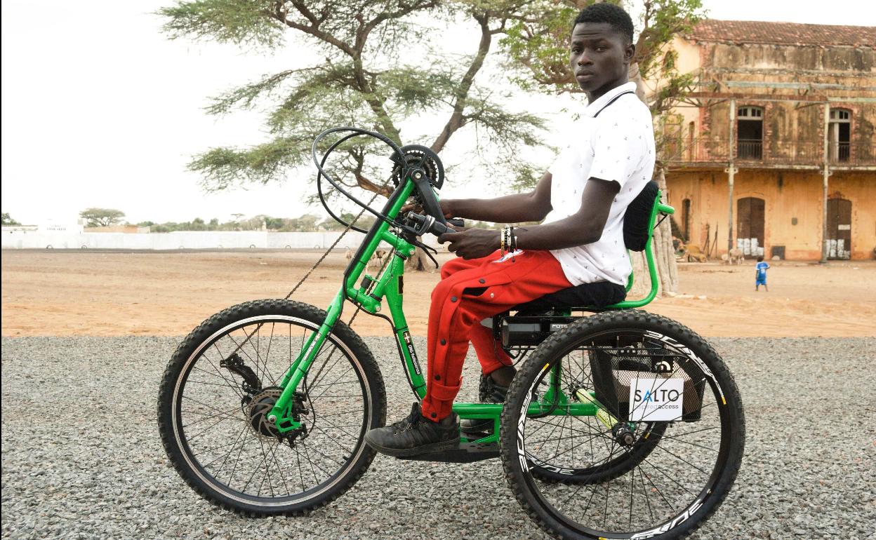 Ariz, un senegalés que ya tiene su bici para ir al cole | El Diario Vasco