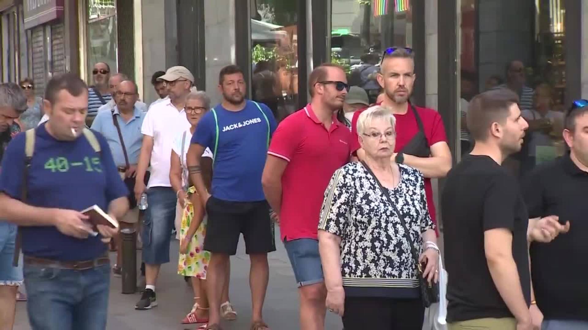 Turistas aprovechan el mes de agosto para comprar lotería en Doña ...