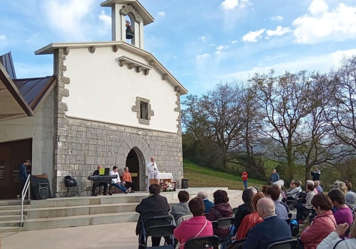 Ambiente festivo en el aniversario de la inauguración de la ermita de ...