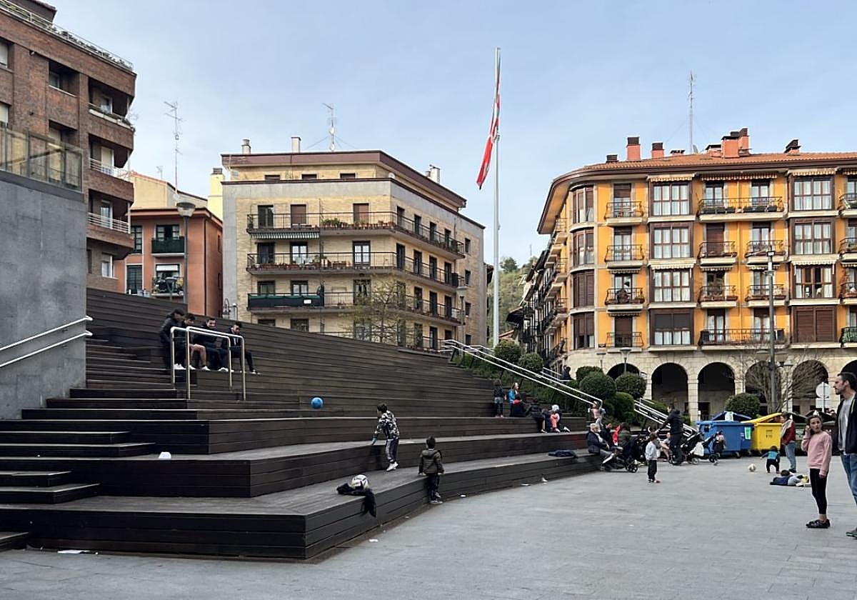 Urretxu: Próxima renovación de la tarima del graderío de la plaza ...