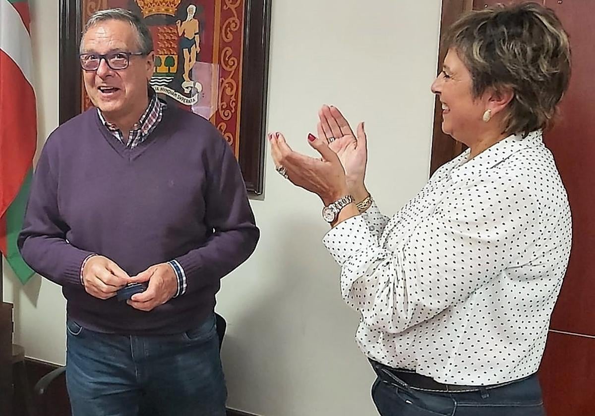 Legazpi: Javier Iraeta recibe la insignia de oro por sus 32 años como concejal | El Diario Vasco