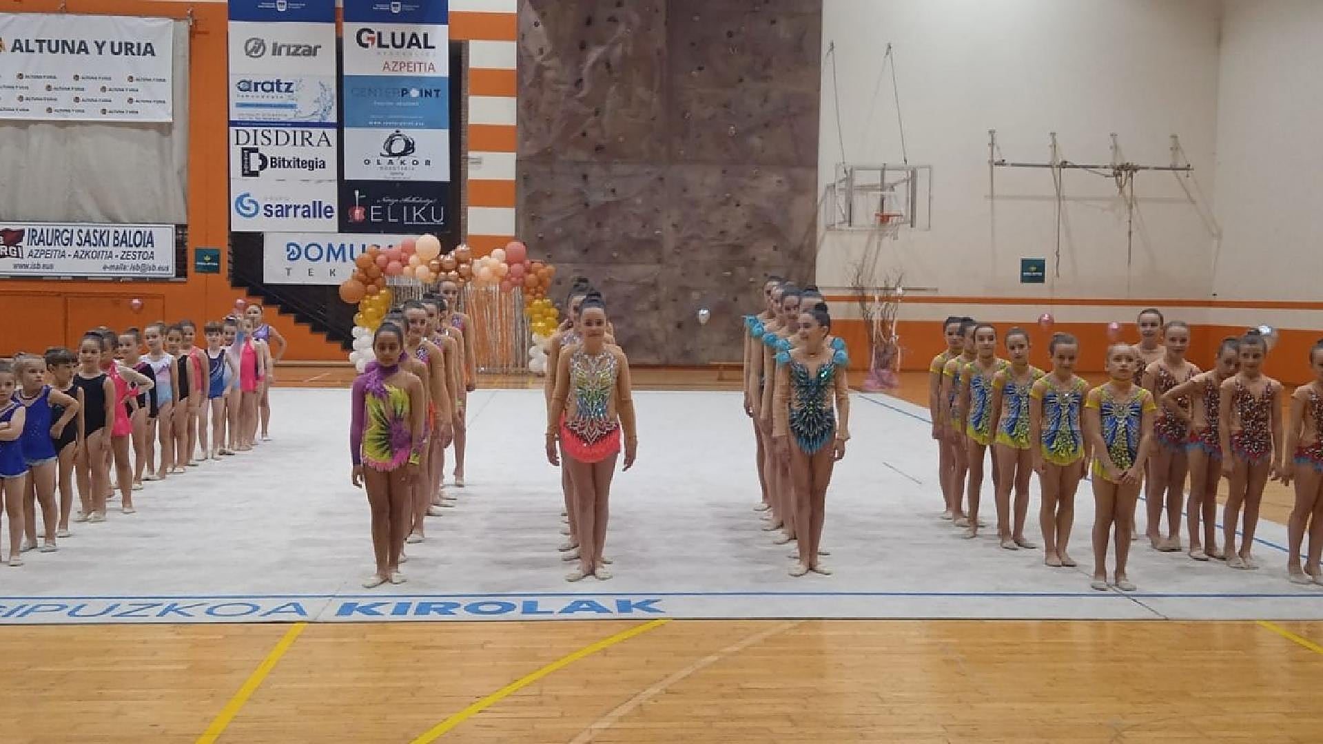 Azpeitia: Las gimnastas de Loretoki exhibieron sus habilidades en el polideportivo | El Diario Vasco