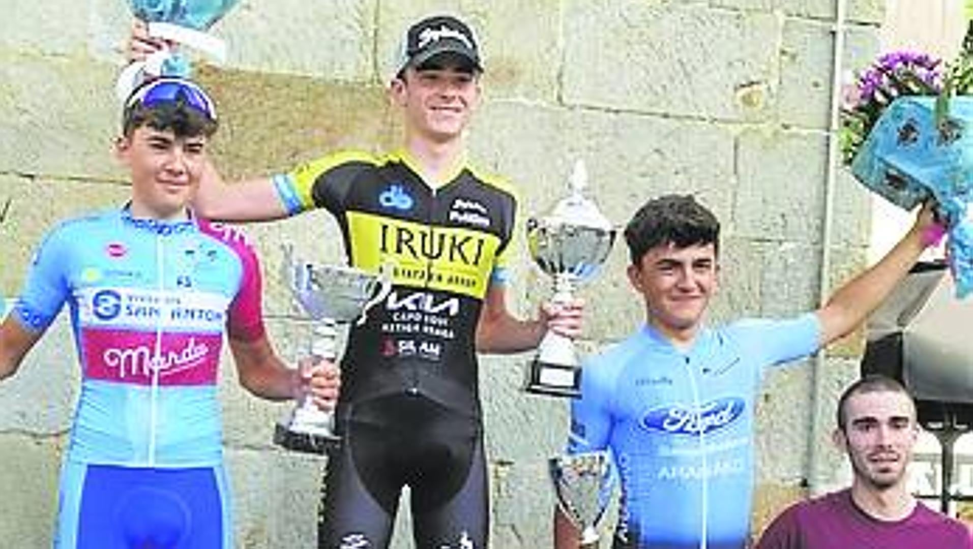 Zumaia: Adur Tapia eta Eneko Aranguren Tour de Val'Romey lasterketan ...