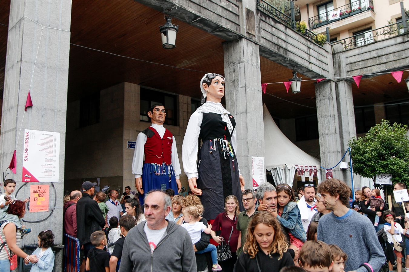 Agur a 'Xanti' y 'Maialen' bajo la lluvia | El Diario Vasco