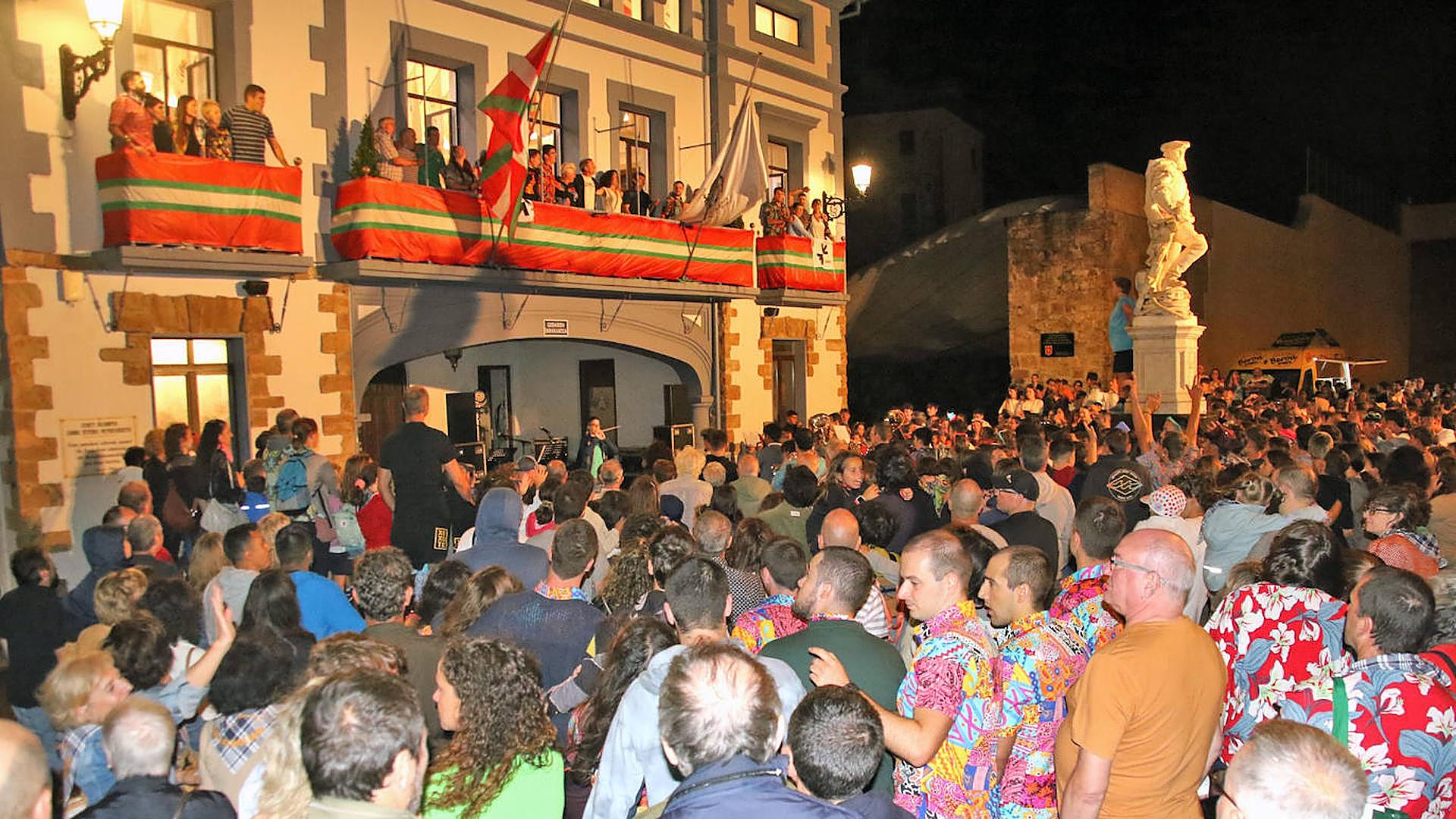 Los voluntarios izan la bandera en Getaria | El Diario Vasco