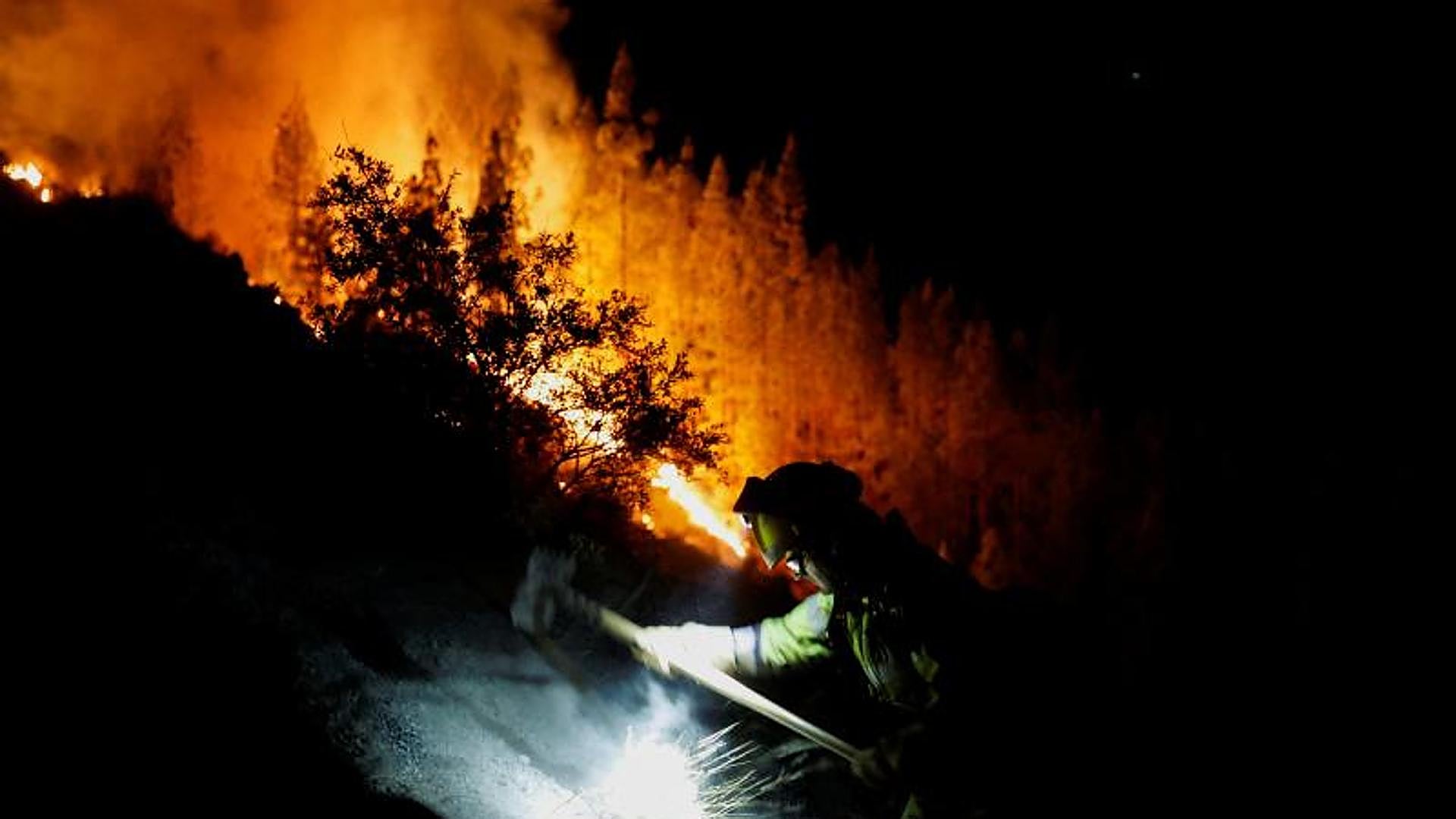 El incendio de Tenerife ha quemado más de 1.800 hectáreas y sigue ...