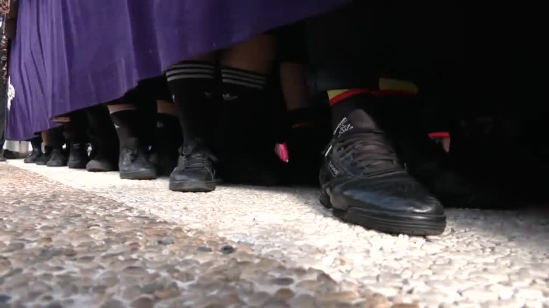 Sevilla se echa a la calle con las primeras procesiones del Viernes de ...