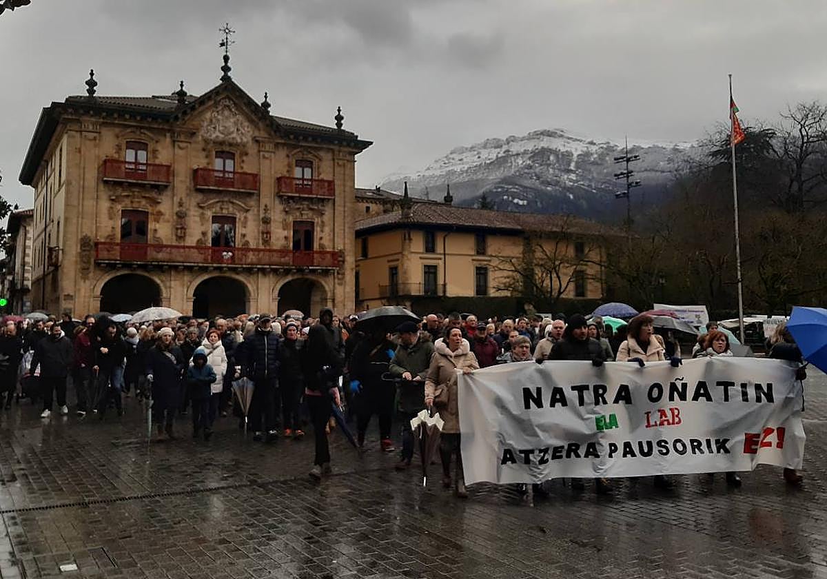 Multitudinaria manifestación por el nuevo convenio de Natra en Oñati ...