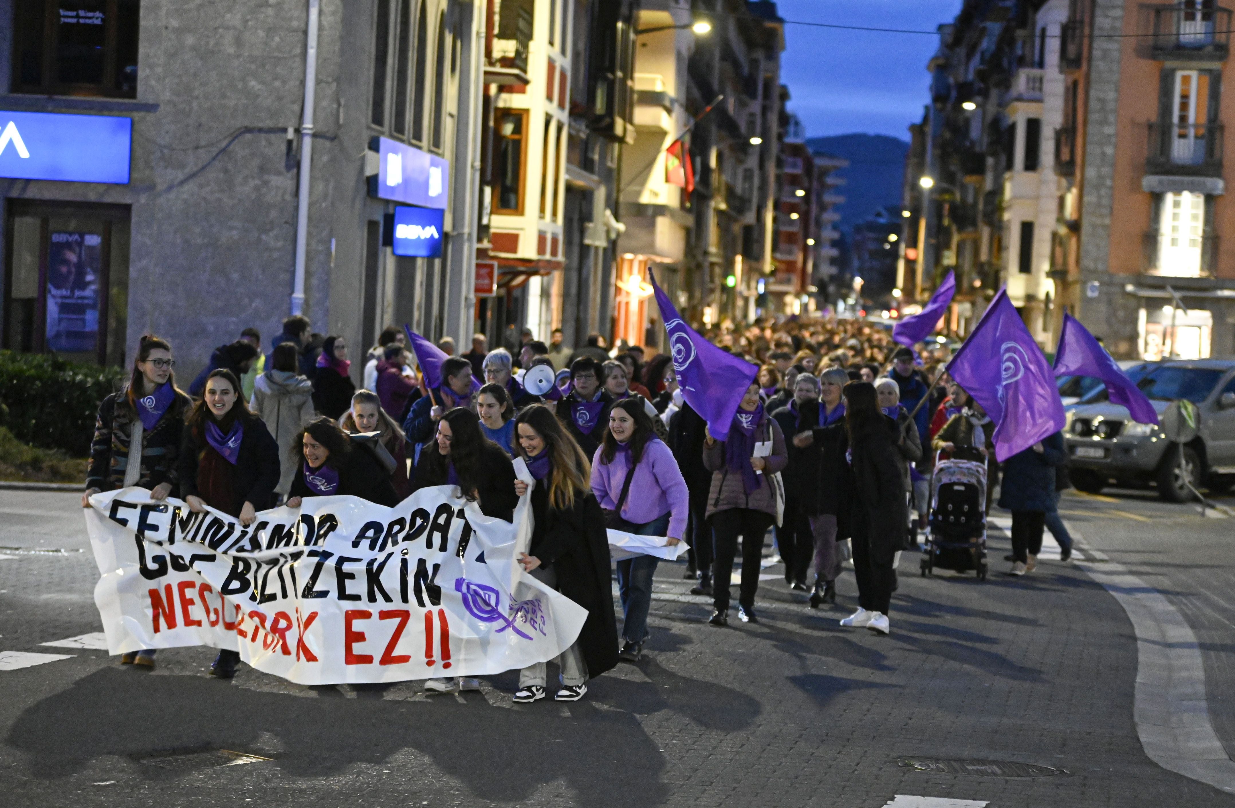 Las calles de Gipuzkoa se tiñen de morado | El Diario Vasco