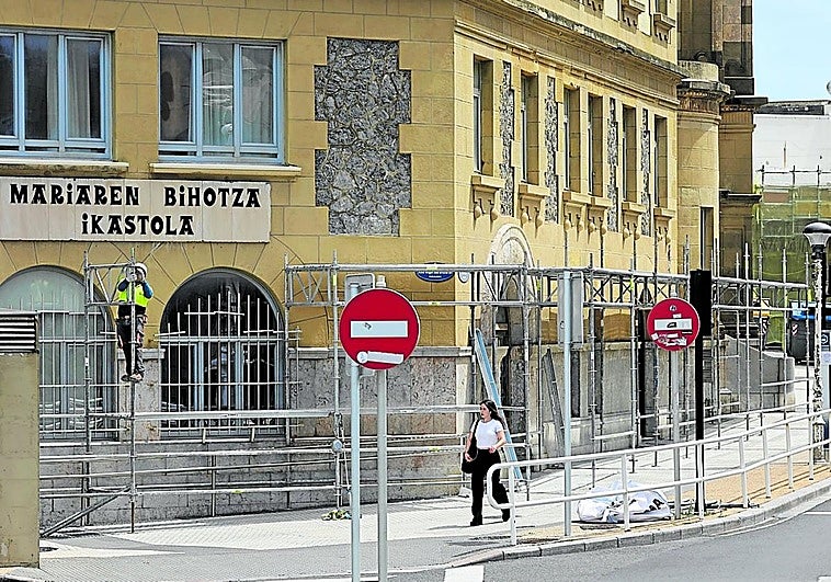 Colocan una marquesina de protección ante la caída de cascotes de la ...