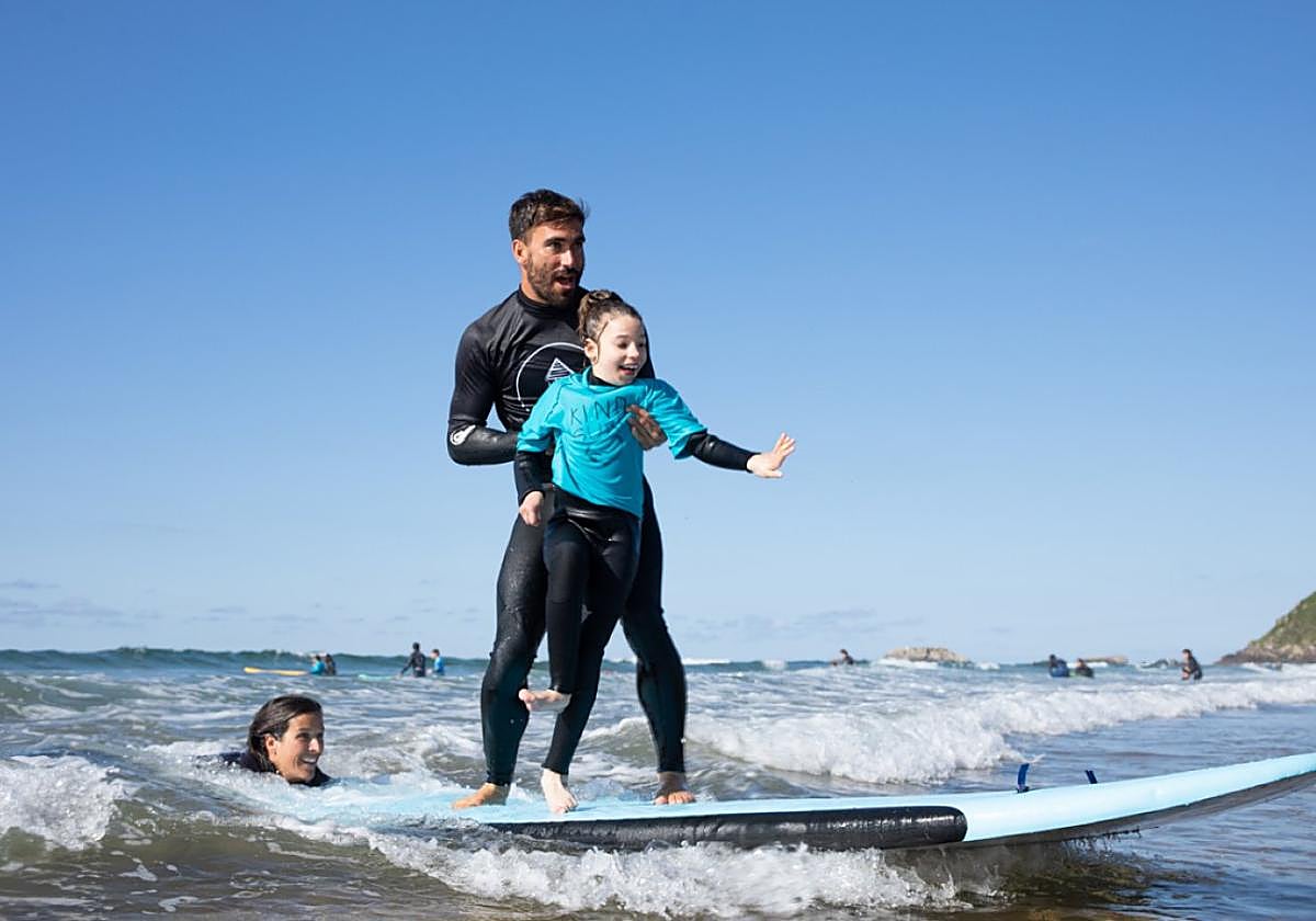 Zarautz: Olatuen gainean, guztiak maila berean Kind Surf programan | El ...