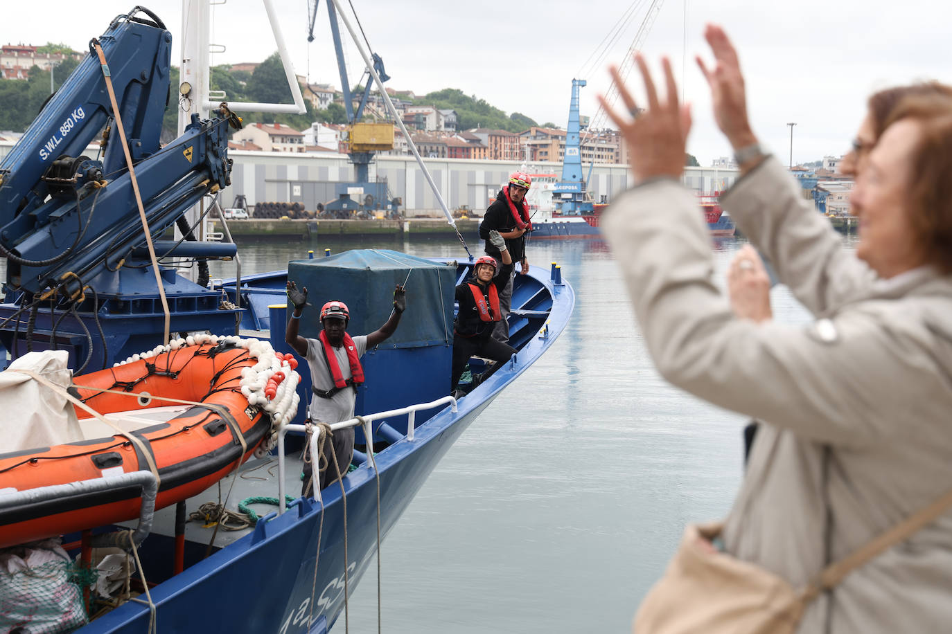 La partida del Aita Mari de Pasaia hacia el Mediterráneo | El Diario Vasco