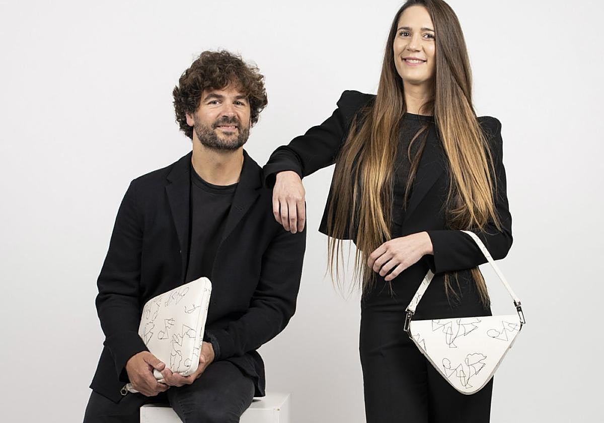 «Nos conocimos, fuimos a París y entre dibujo y cuero creamos un bolso ...