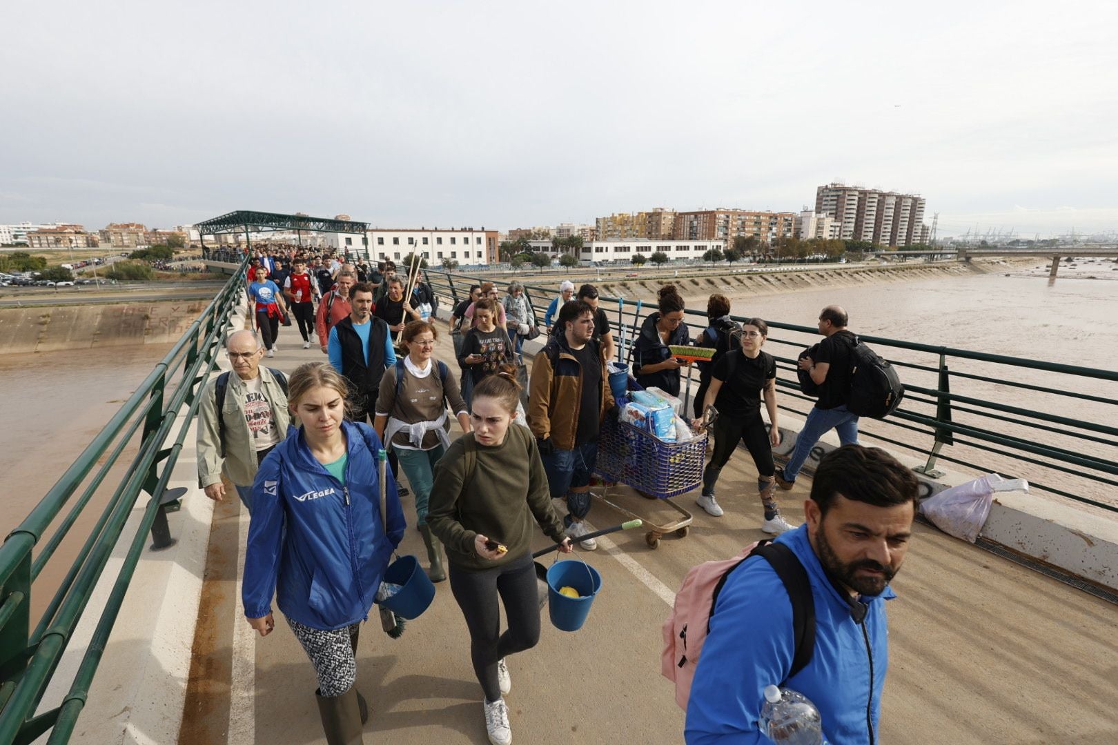 Oleada de solidaridad en Valencia | El Diario Vasco