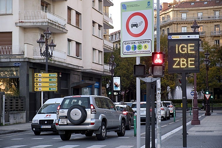 Colocan las señales de la ZBE en Donostia y activan los paneles para ...