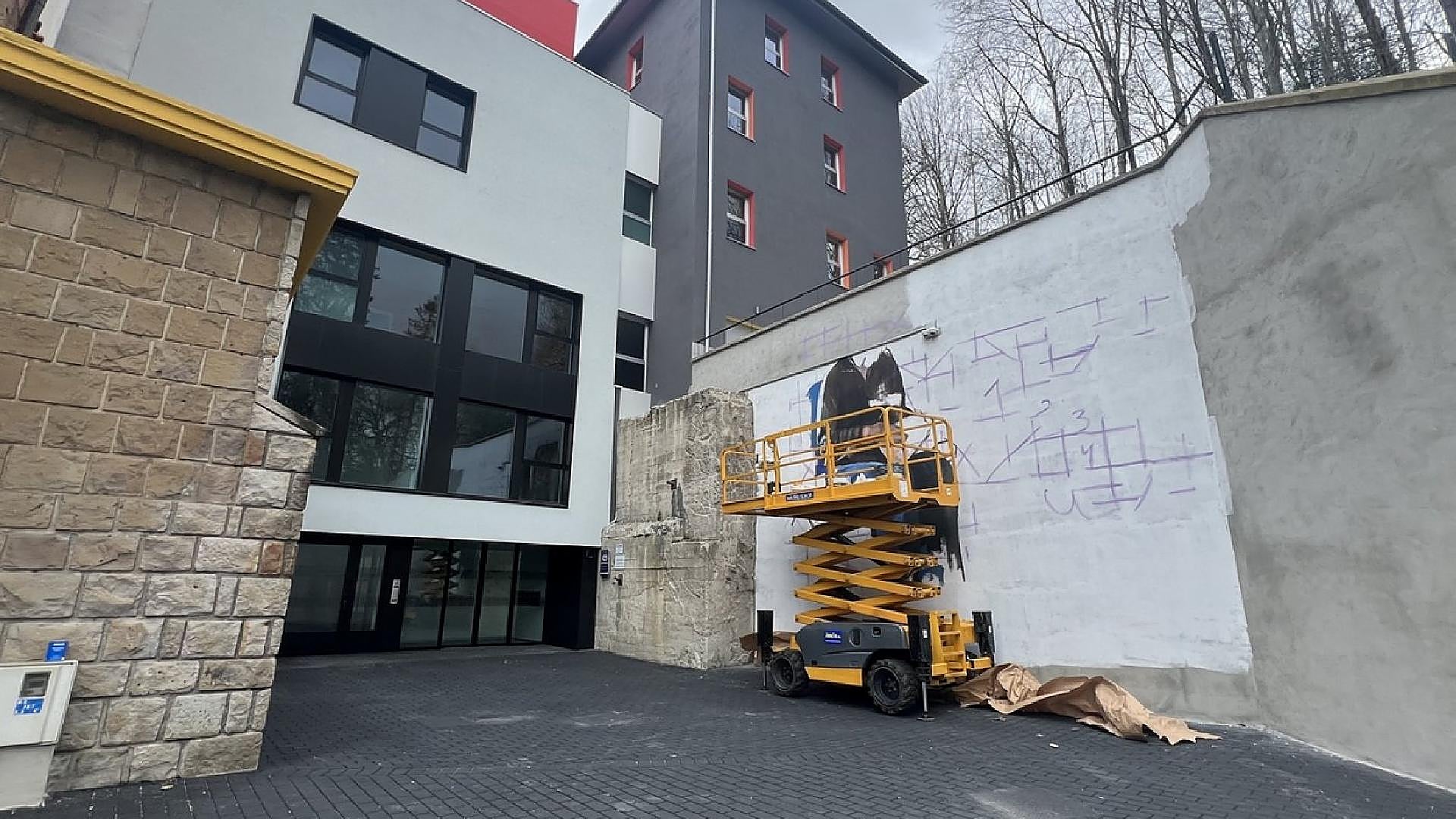 Urretxu: Udane Juaristi pinta un mural sobre la diversidad en Pagoeta ...