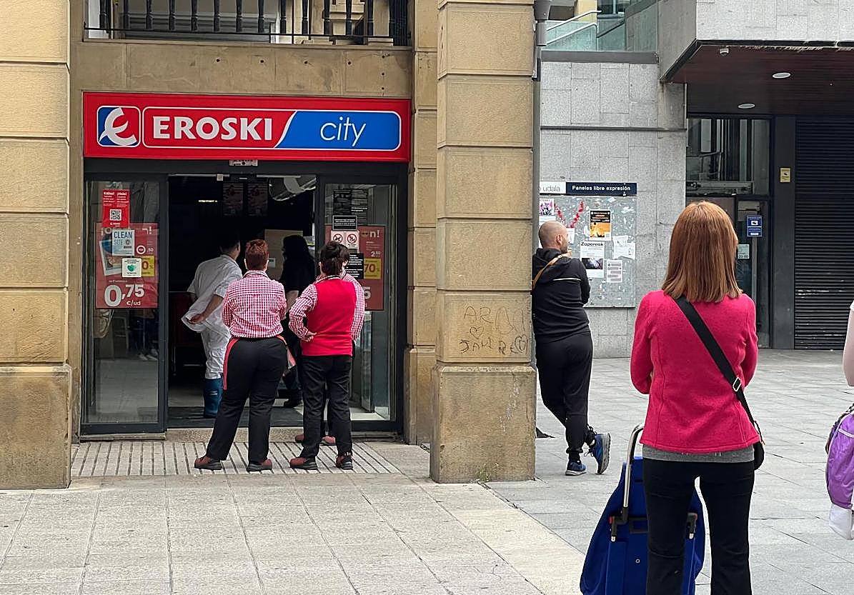 El Eroski de Urretxu reabre sus puertas tras el pequeño incendio ...