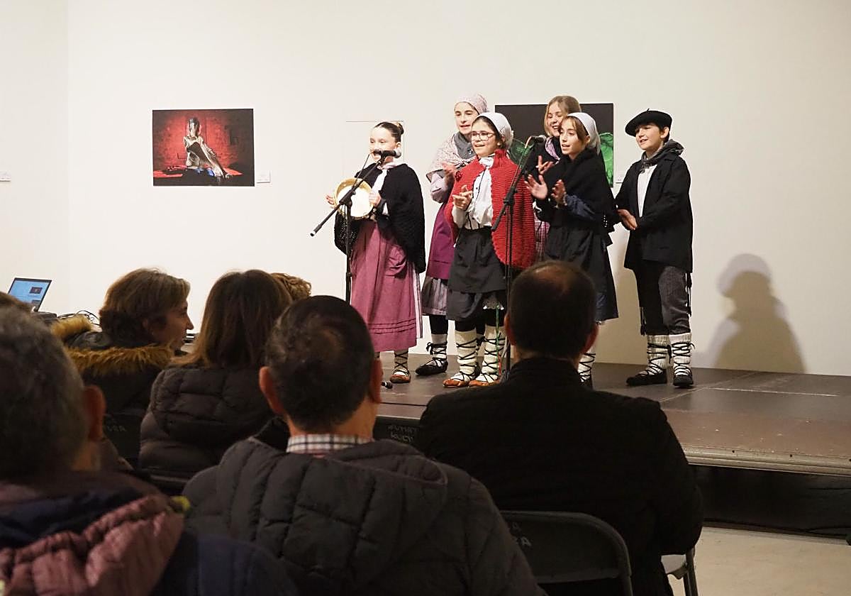 Gabon bezperan gabon kantak izan ziren protagonistak Zumaian | El ...