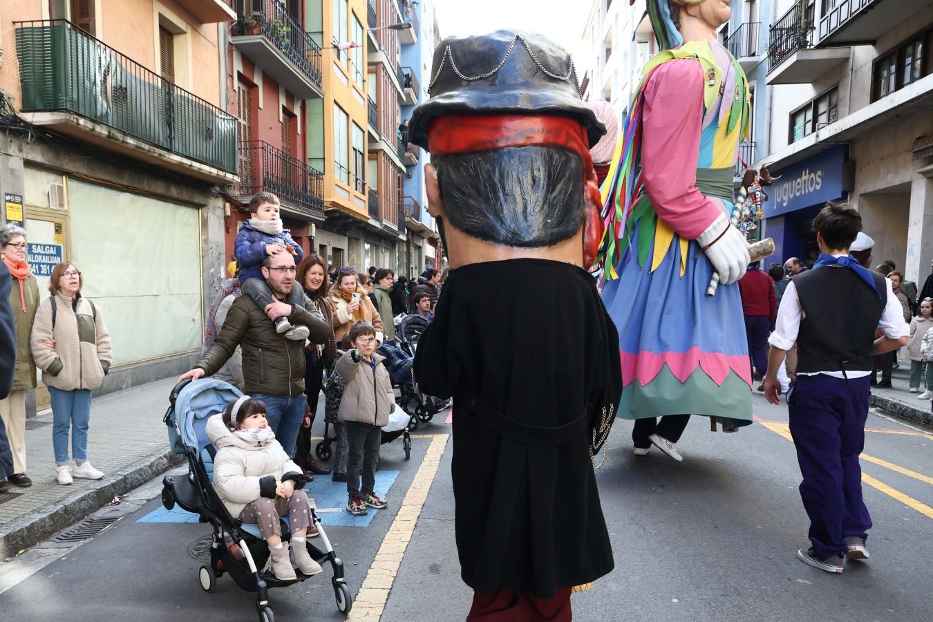 Piratas y payasos tomas las calles de Tolosa | El Diario Vasco