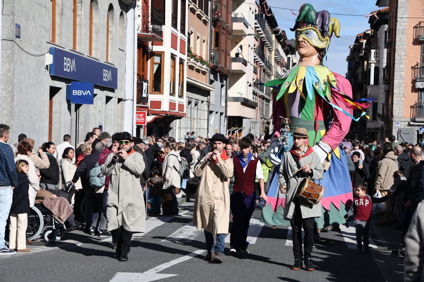 Piratas y payasos tomas las calles de Tolosa | El Diario Vasco