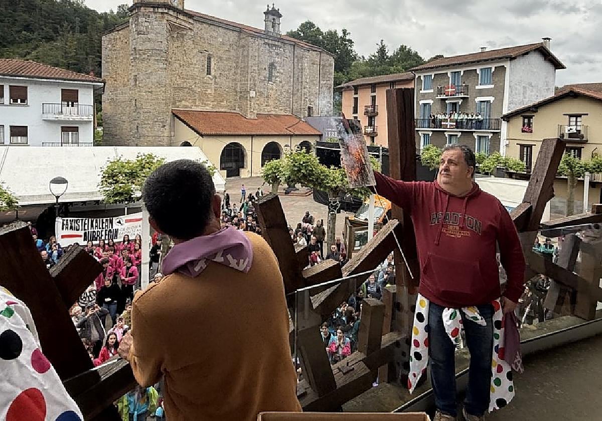 Atzo piztu ziren aurtengo Azintzioak | El Diario Vasco