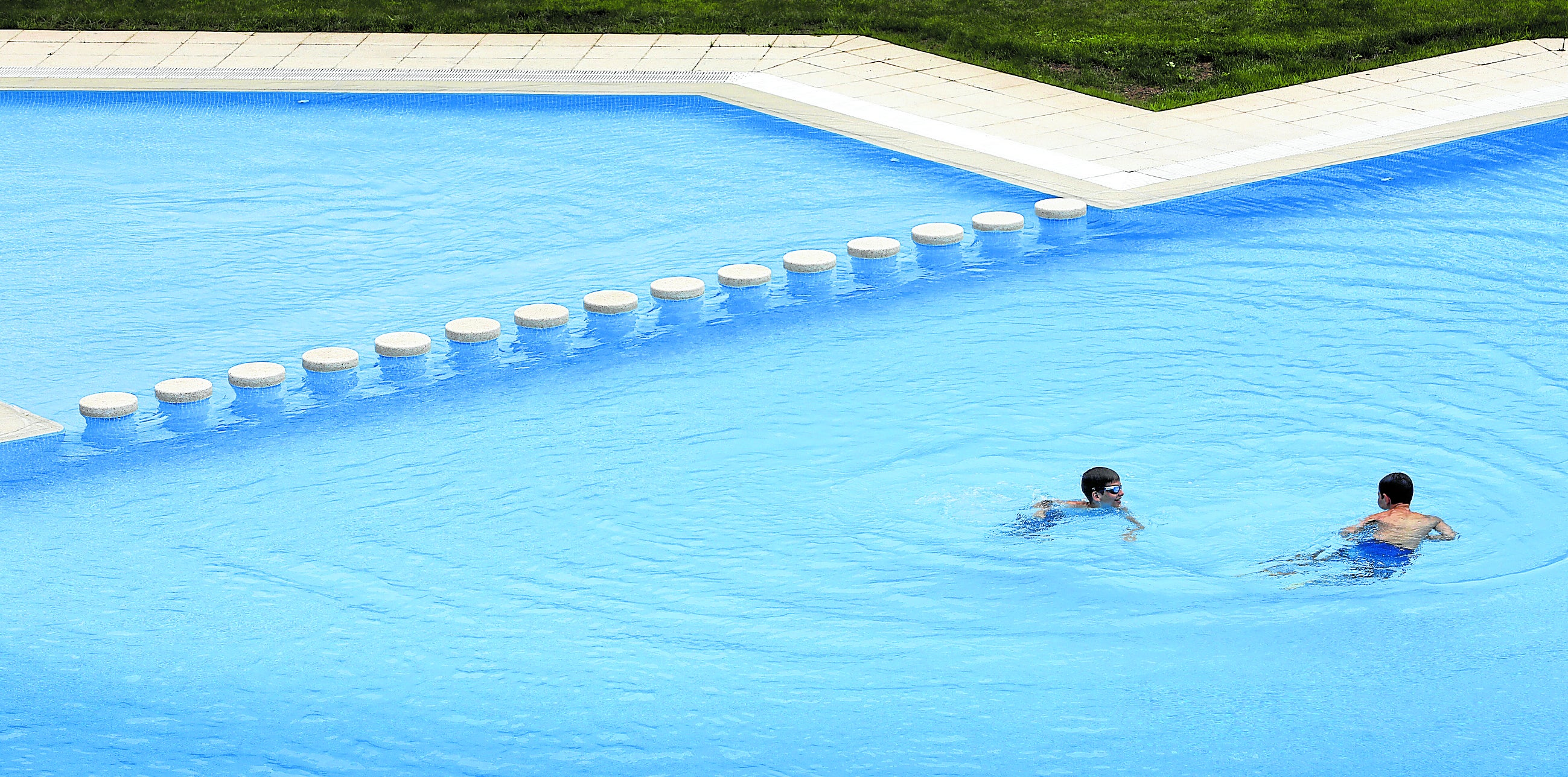 Socorristas y vecinos piden una moratoria para usar las piscinas este ...