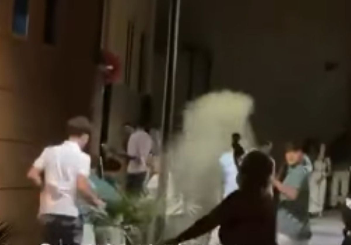 La «justicia hidráulica» de unas vecinas de Málaga: frenan un botellón ...
