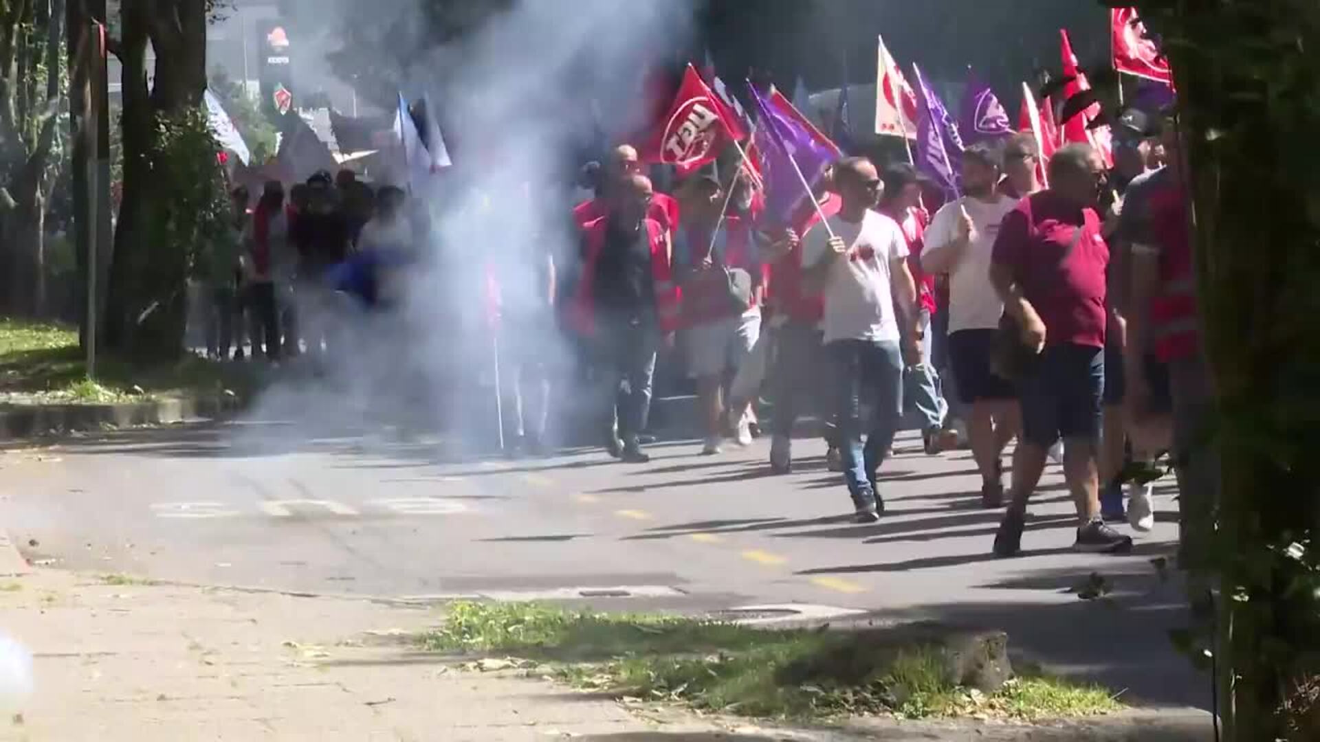 Petardos y bocinas en la manifestación del metal para reclamar una ...