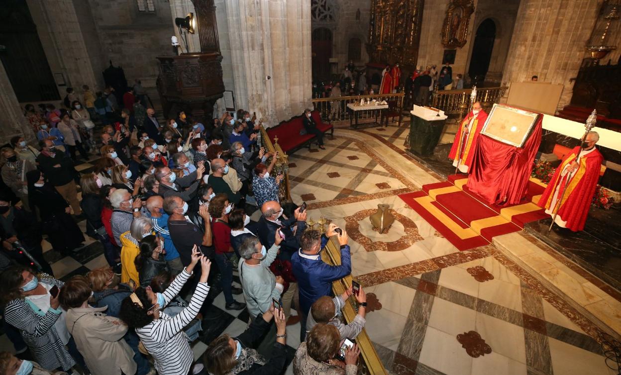 La Catedral, abarrotada de nuevo para venerar el Santo Sudario en el ...