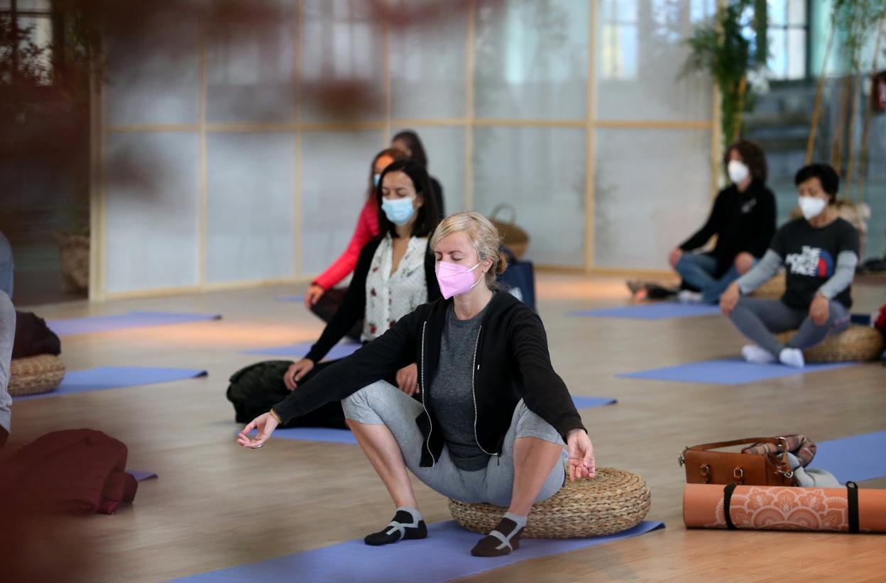 «El libro de Carrère da una mirada nueva a una clase de yoga» | El ...