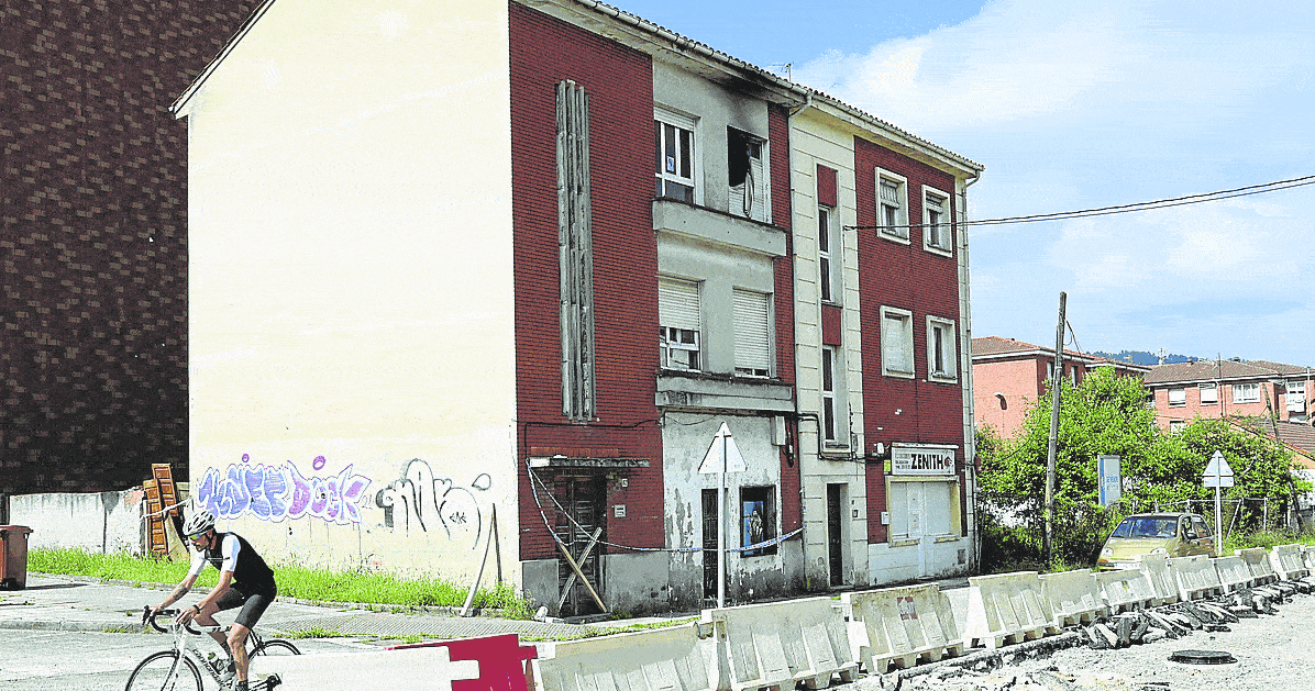 El edificio okupado de Lugones queda destrozado | El Comercio: Diario de Asturias