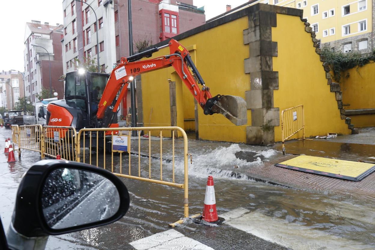 La fuerte lluvia desborda las alcantarillas | El Comercio: Diario de Asturias