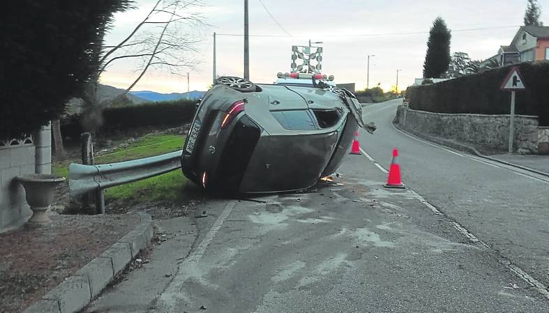 Un conductor se estrella con una casa y acaba volcado en la carretera ...