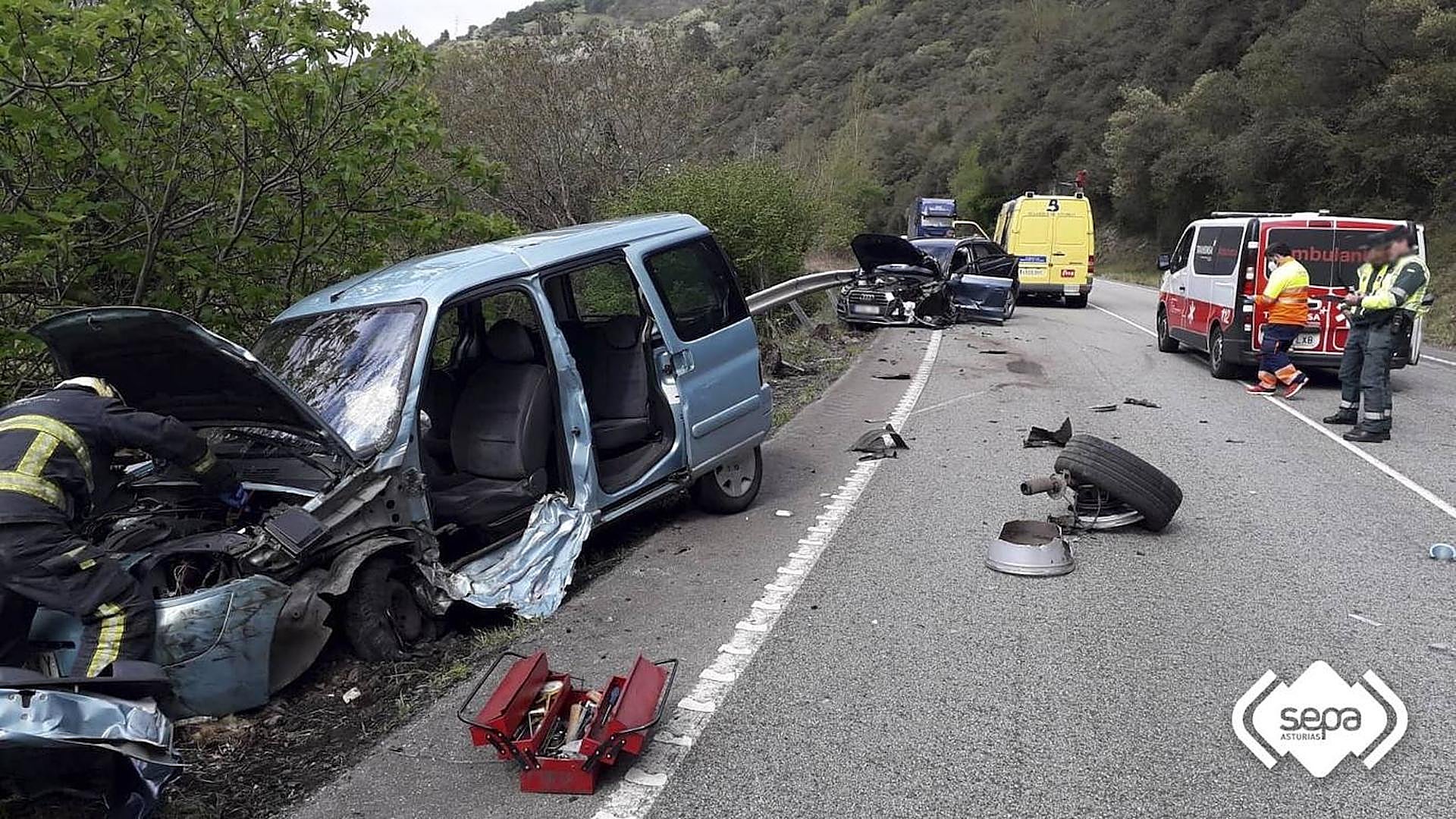 Tres heridos en un accidente de tráfico múltiple en la AS-15, en Salas ...